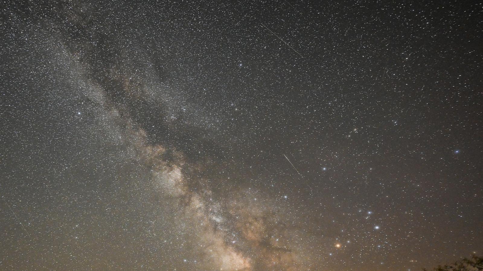 Two meteor showers will happen simultaneously in April, astronomers say