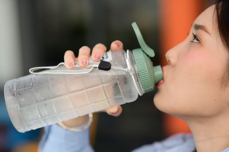 Nên uống bao nhiêu nước mỗi ngày?