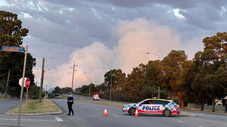 Fire emergency warning downgraded in Ferndale in Perth's southern suburbs