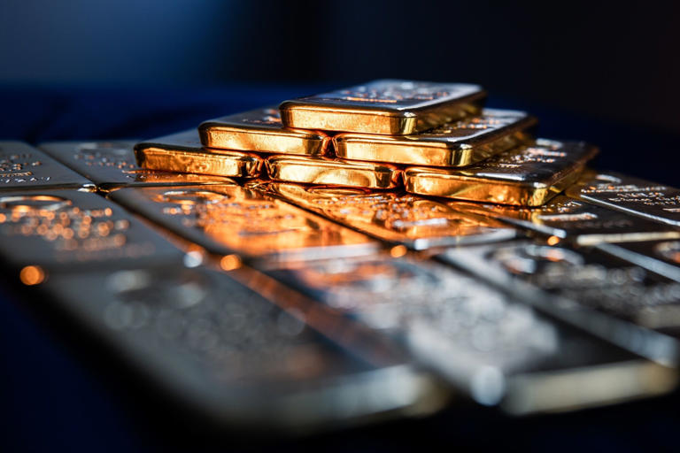 Gold Slides From Record as Precious Metals Join Global Selloff