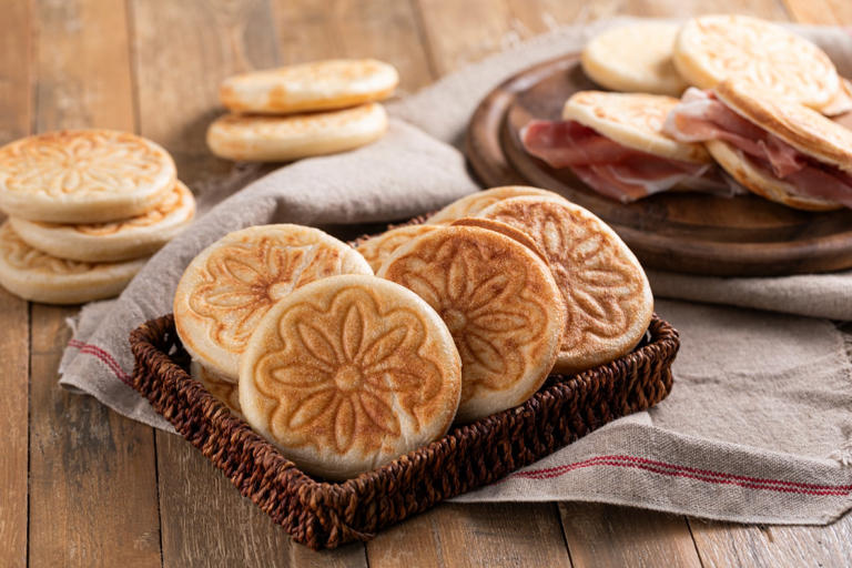 Crescentine or tigelle