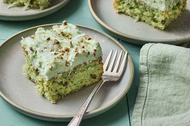 Everyone's Saving This Retro Cake