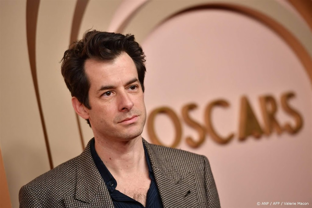 Mark Ronson scheurt bicepspezen tijdens dj-set