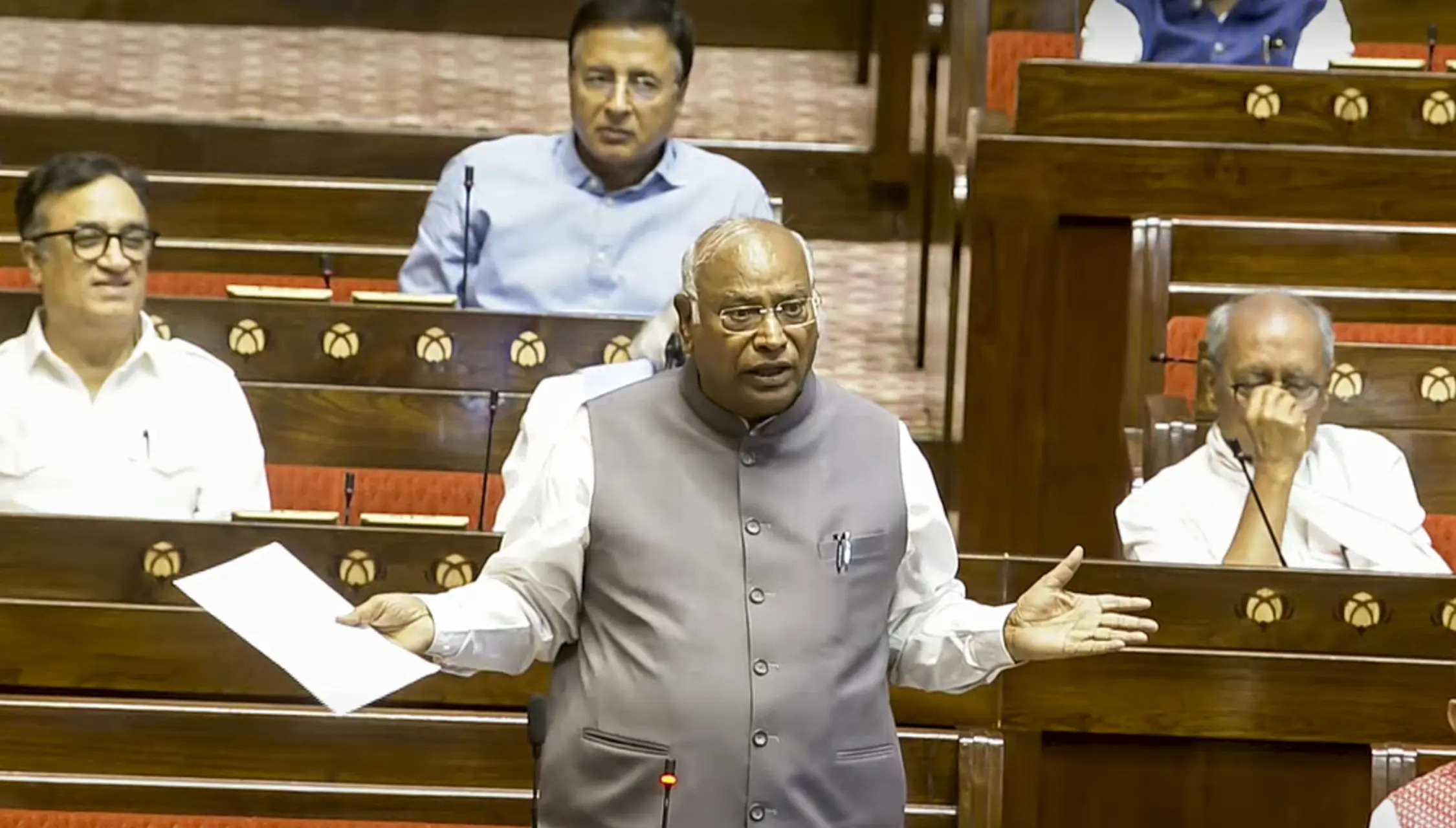 Trump 'a businessman, aur humara customer phas gaya...' says Congress Prez Kharge