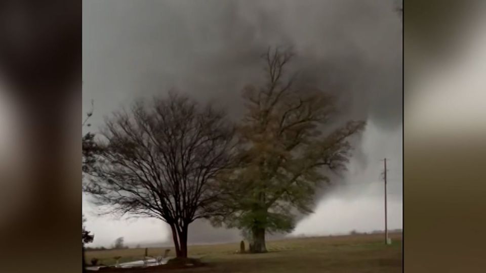 Mira cómo un enorme tornado avanza por campo abierto mientras tormentas ...