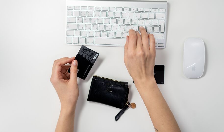 Visa aims to be Apple's new credit card partner, bids $100 million to ...