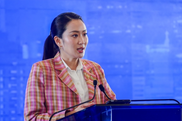 "อาเนวิน" ควง "อาหนู" พา หลานอิ๊งค์ ทัวร์สนามช้างฯ โชว์ระบบความปลอดภัย