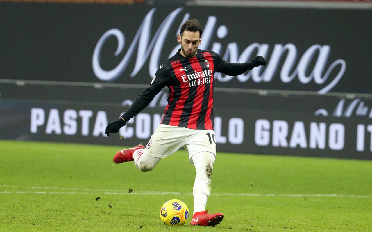 Calhanoglu, chi è il centrocampista dell'Inter: età, altezza, carriera ...