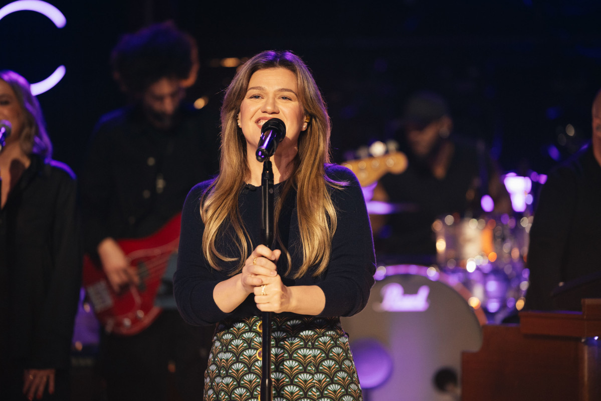 Kelly Clarkson's 'Amazing' Outfit Steals Fans' Attention During Kellyoke