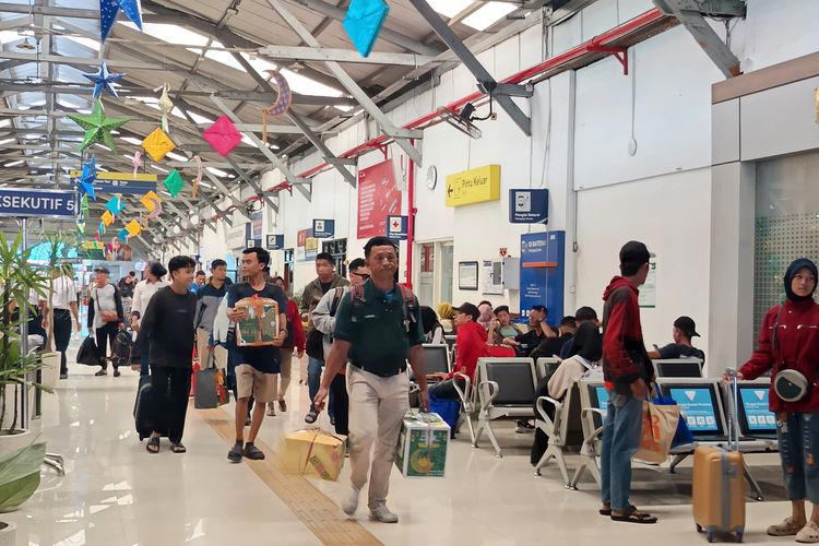 KAI Daop 8 Surabaya Hadirkan Promo Menarik untuk Arus Balik Lebaran 2025, Nikmati Potongan Harga ...