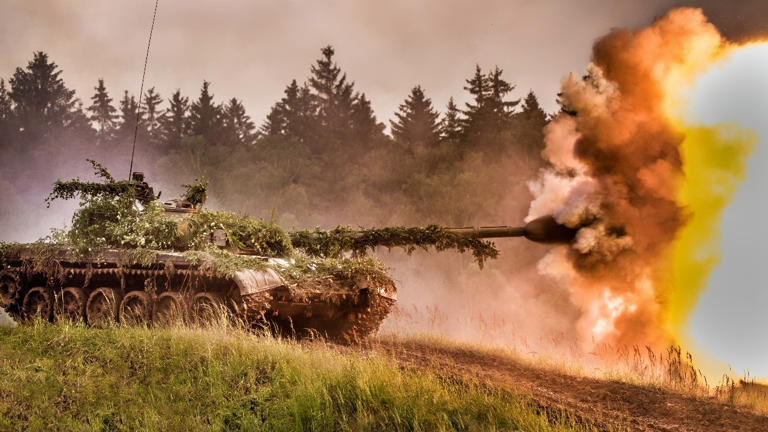 Russia started the war with up to 20,000 spare tanks. Satellite images ...