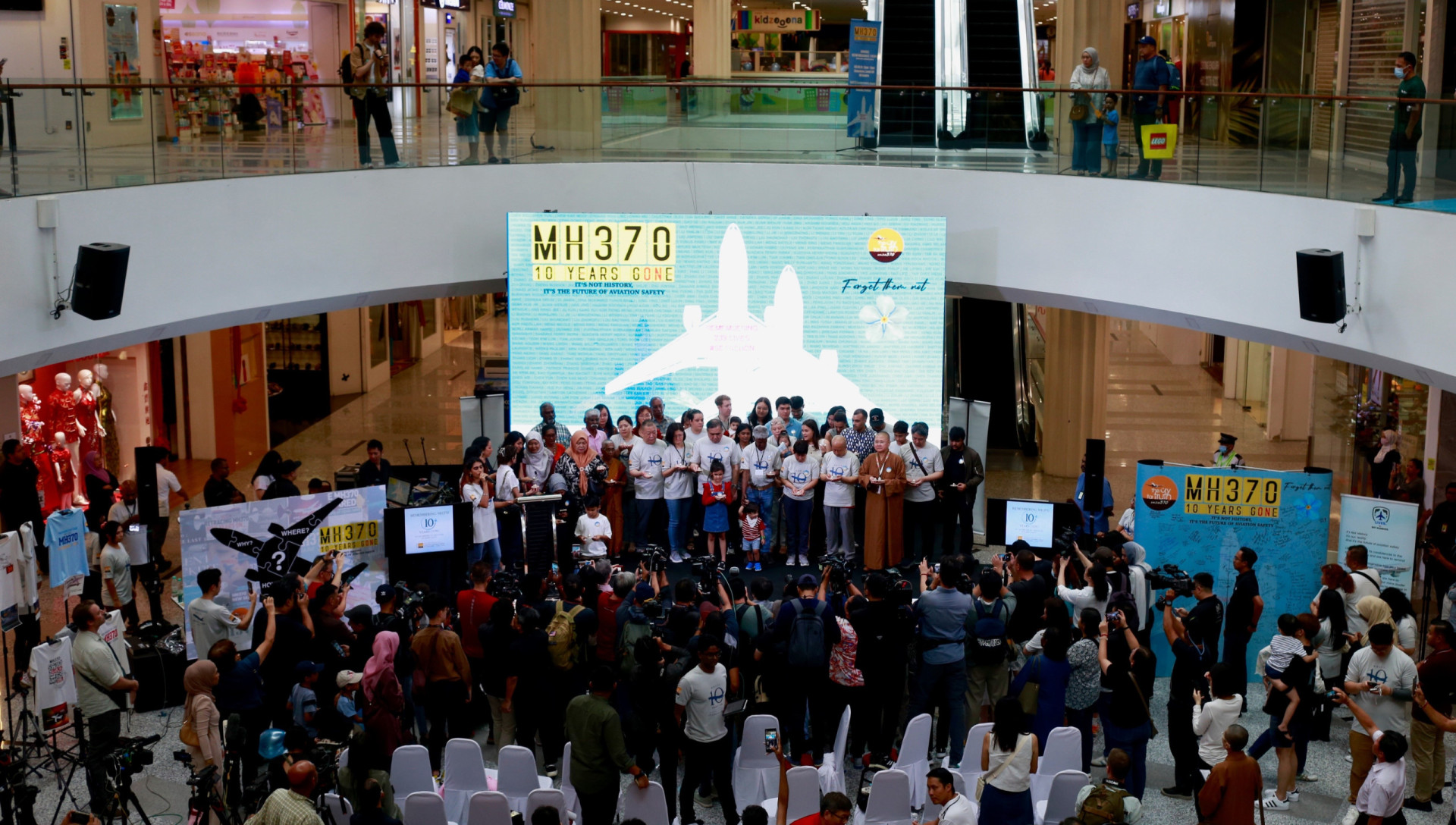 Malaysia hits pause on search for missing flight MH370