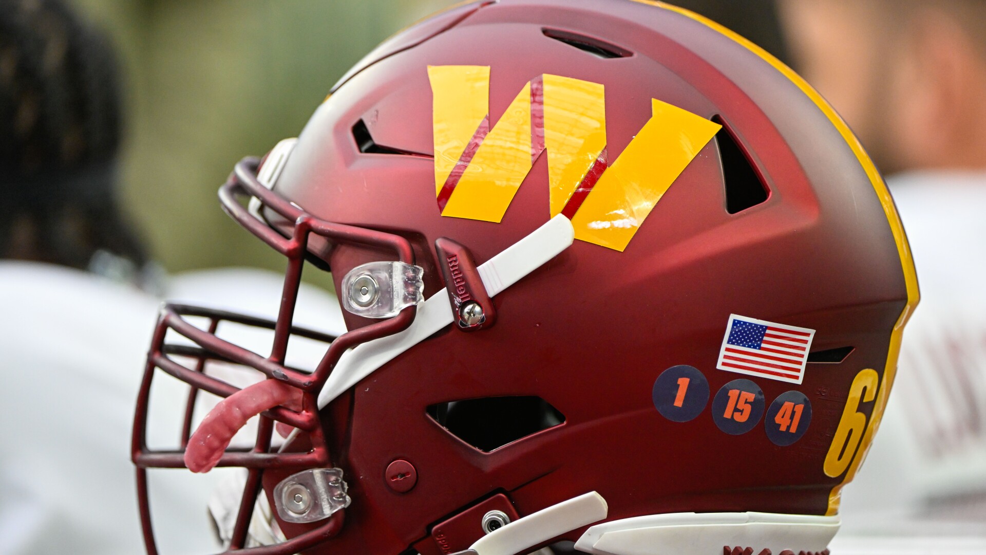 Commanders sign DE T.J. Maguranyanga