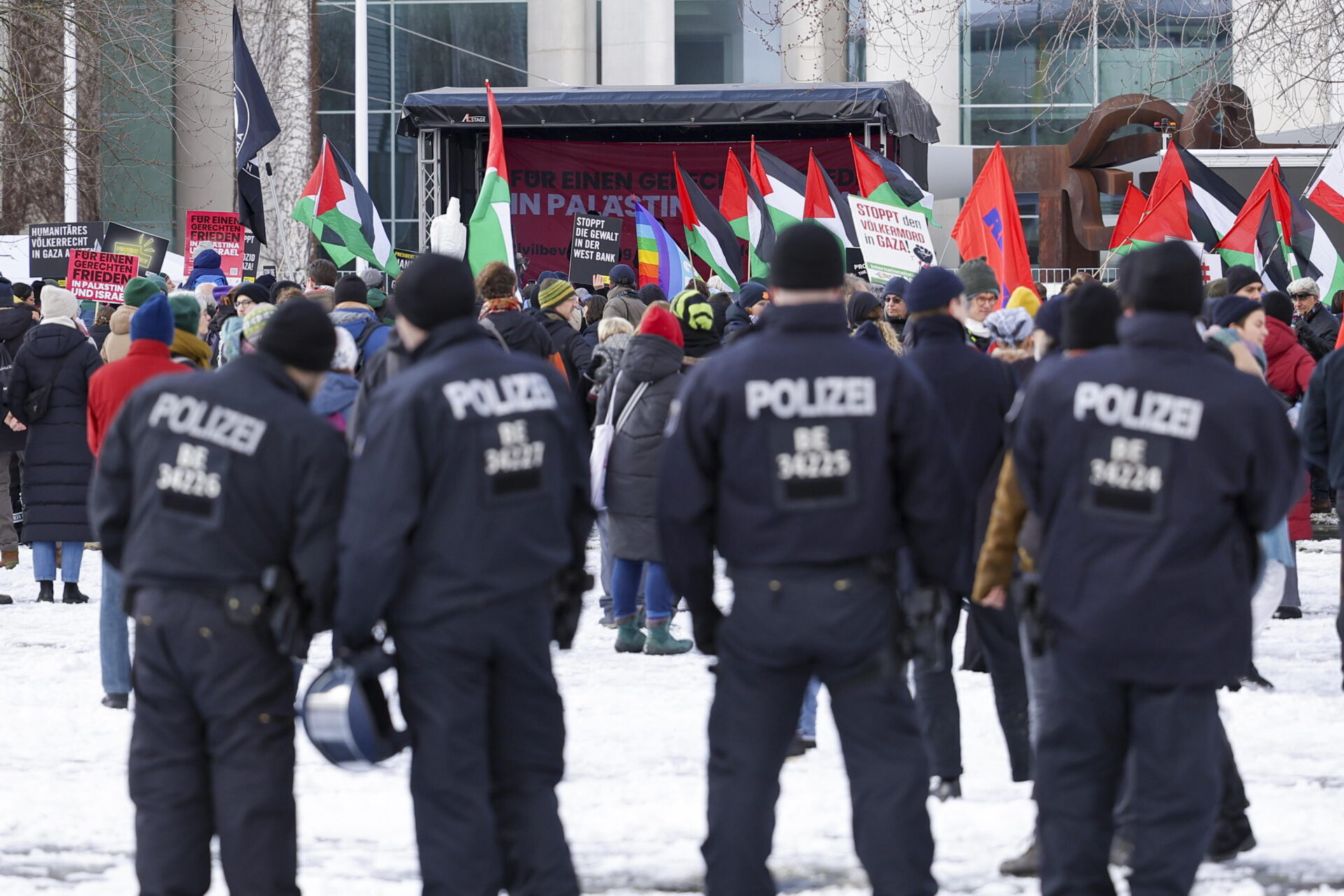 Berlino come Washington, qualunque sistema è buono per fermare i pro-Pal