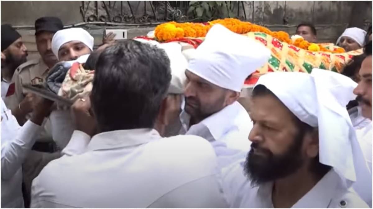Resham Kaur Funeral: Hans Raj Hans Holds Back Tears, Sons Yuvraj and ...