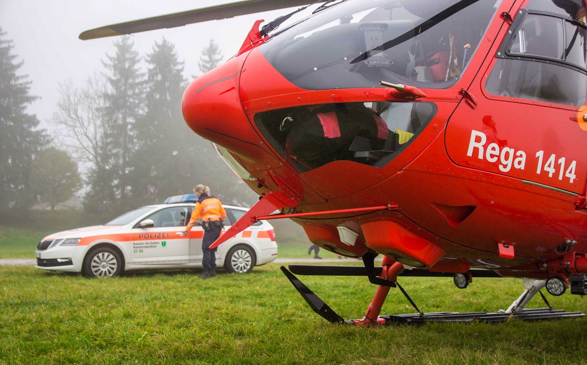 Vater und Kind (1) stürzen aus Transporter – Rega im Einsatz
