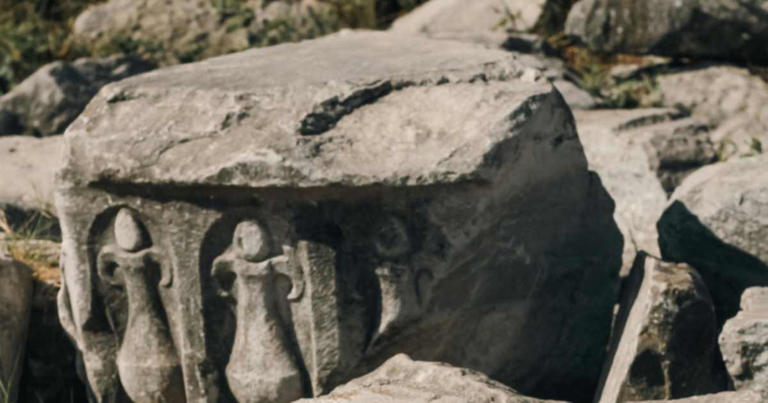 Ancient Engravings On Rocks by American Whalers Is Australia's Oldest ...