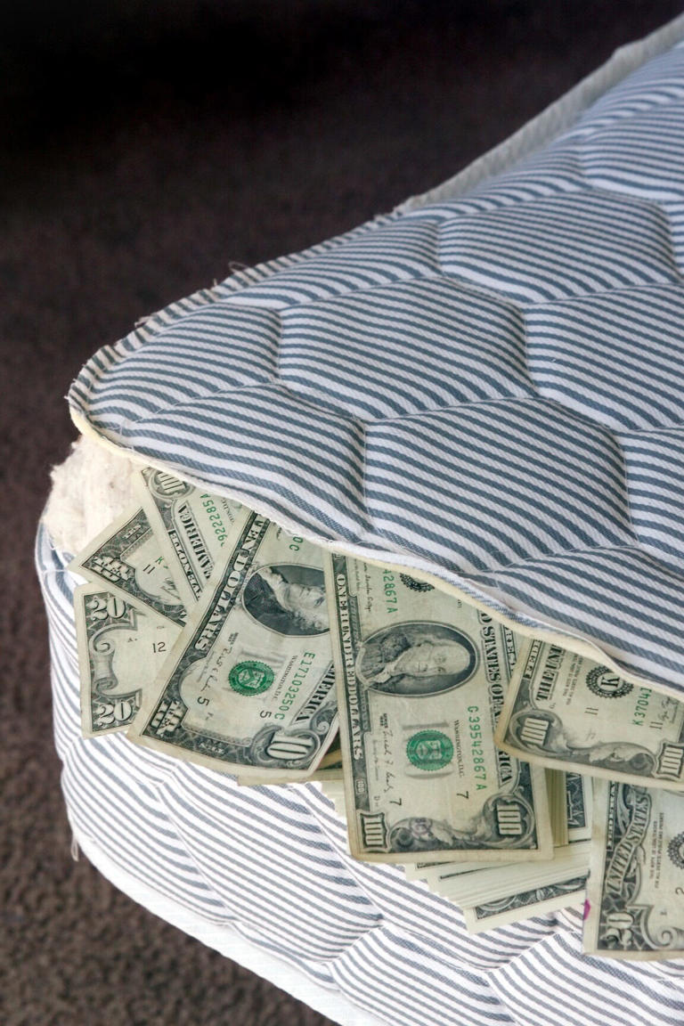 Should I invest in ETFs or mutual funds? Here's how to choose.