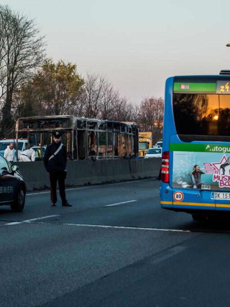 Litiga con un uomo sul bus e lo accoltella, 17enne arrestato