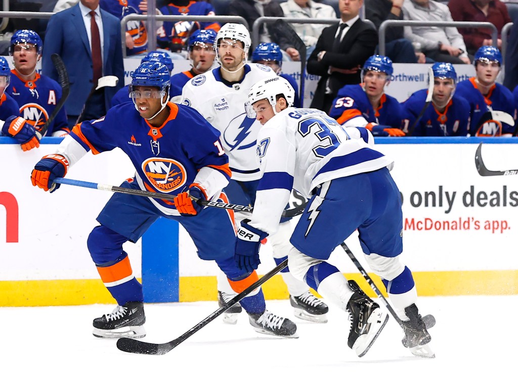 Anthony Duclair steps away from Islanders after Patrick Roy scolding