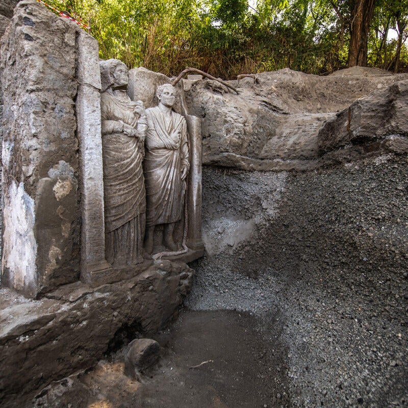Rare life-sized statues of toga-clad couple found in Pompeii tomb