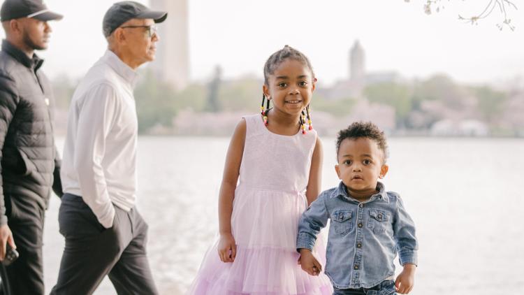Family's impromptu photo shoot turns into iconic Obama encounter