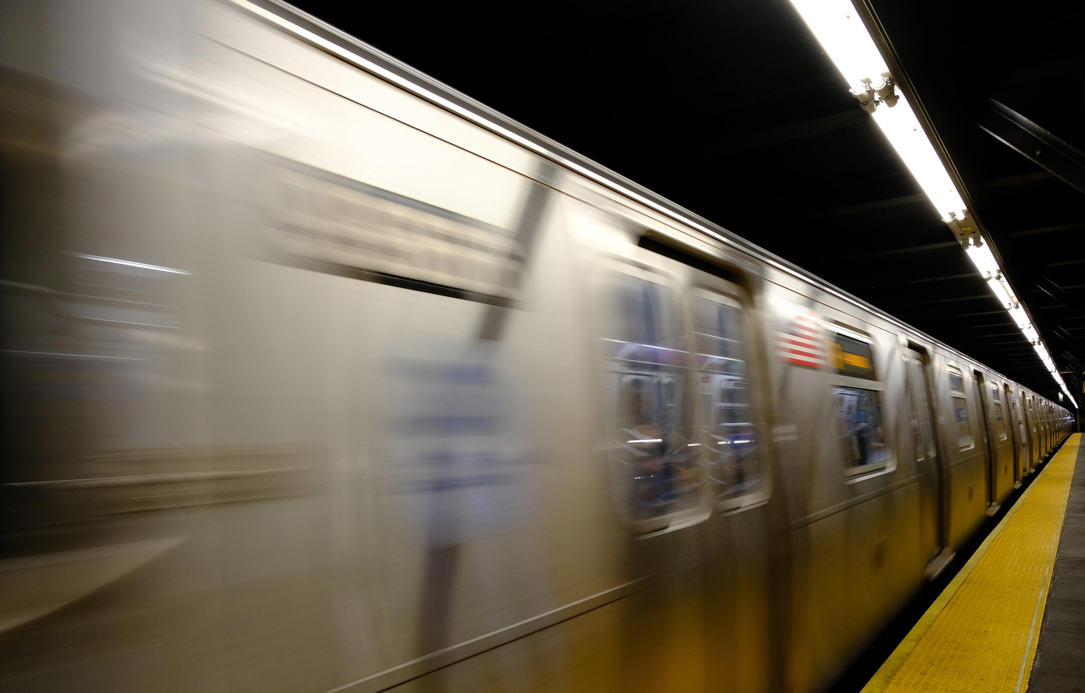 Man fatally hit by R train after falling onto tracks in Brooklyn