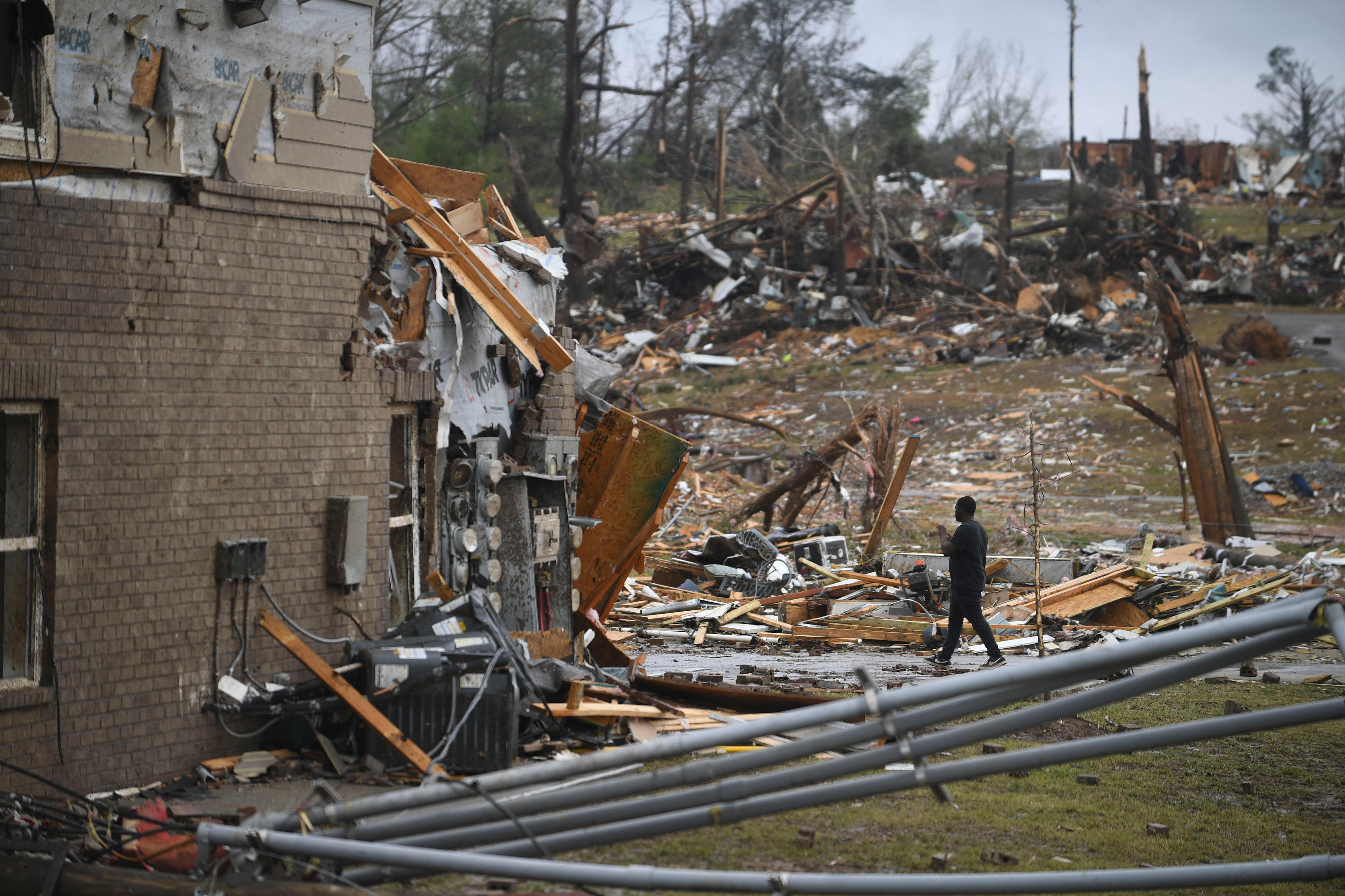 Tennessee residents sift through rubble after devastating tornado. 'My ...