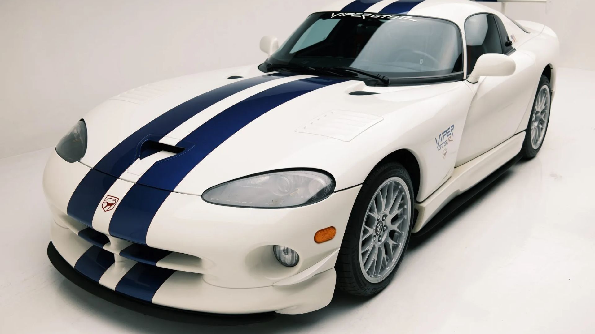No Reserve, All Muscle: 8k-Mile 1998 Dodge Viper GT2 Championship ...