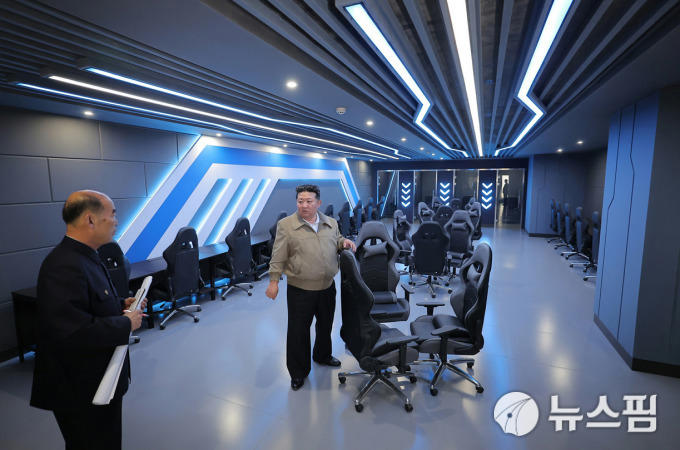 김정은, 평양 아파트 건설장 방문...딸 주애 석달 만에 등장