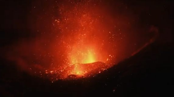L'eruzione dell'Etna illumina il cielo notturno: lo spettacolo della fontana di lava e lapilli ...