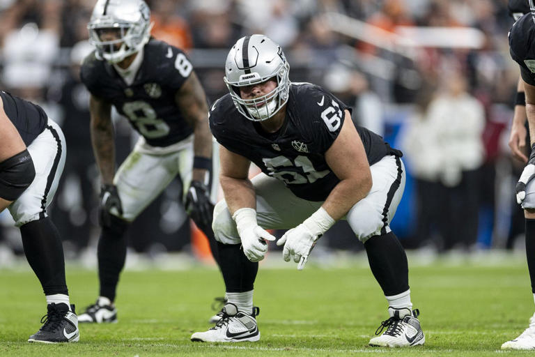 Interior trench battle: Jackson Powers-Johnson, Dylan Parham, Alex ...