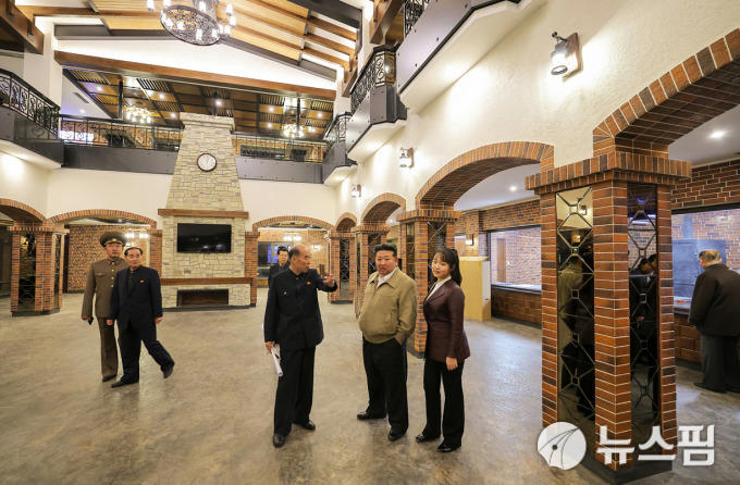 김정은, 평양 아파트 건설장 방문...딸 주애 석달 만에 등장