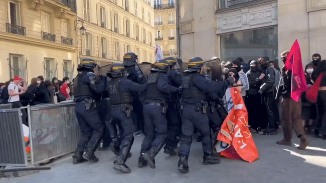 French Police Officers Hit Demonstrators With Batons During University ...