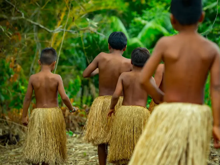 Turista lákal odlehlé domorodce na colu, policie ho zatkla. Šéfka ...