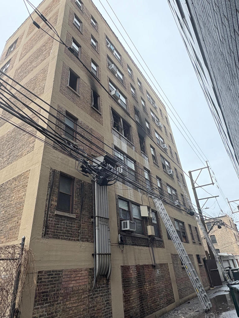 9 people seriously injured in fire in Chicago's Edgewater neighborhood