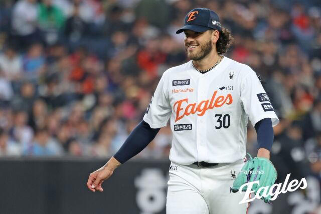 155km KKKKKKKKKK인데 승리 투수 아니다? ML 출신 에이스의 위엄 보여주고도 불운, 한화 1할대 타선 또 배신했다