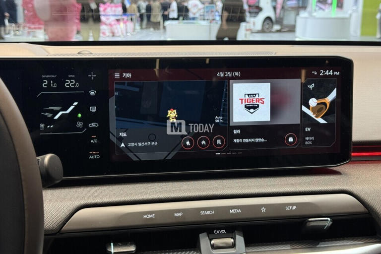 [2025 서울모빌리티쇼] 기아 EV4로 미리보는 'KBO 디스플레이', 내 차는 언제 가능해?