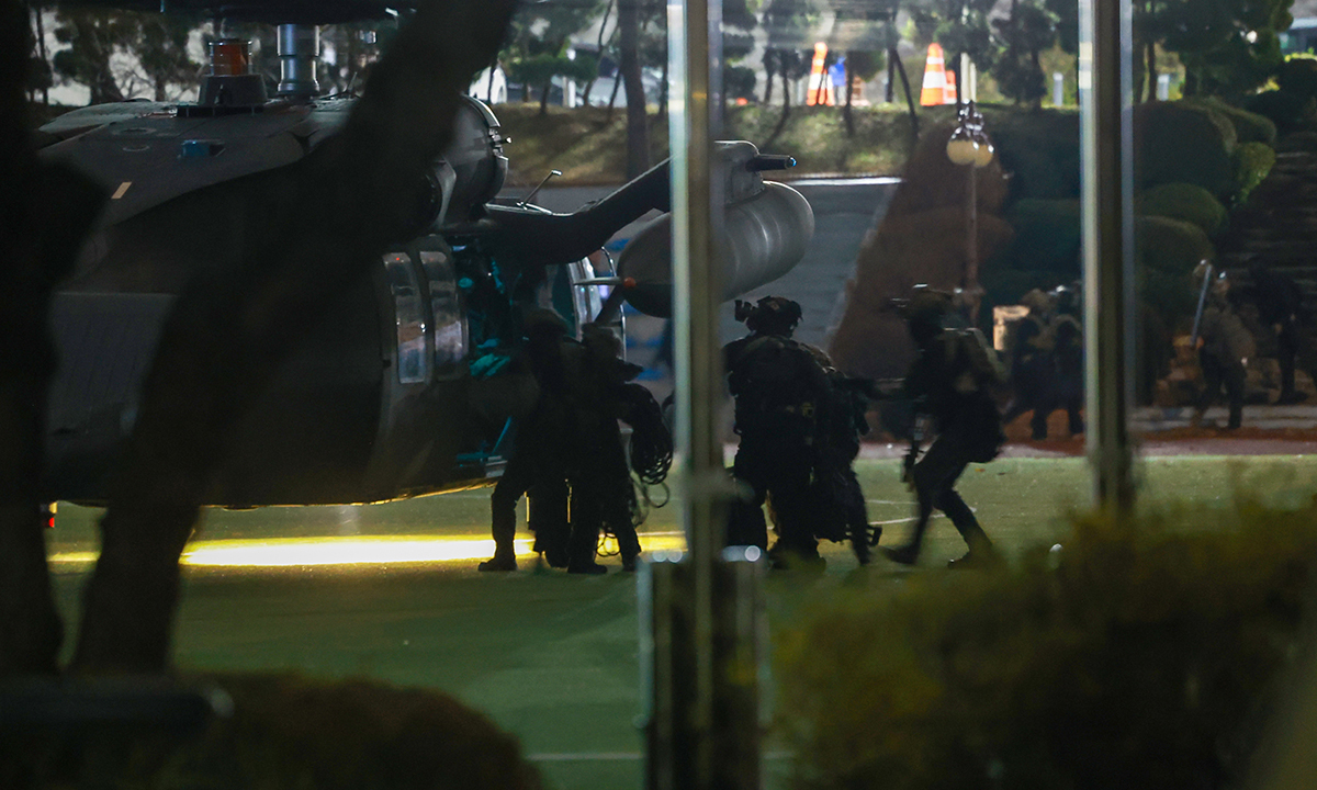 [속보] 헌재 “尹, 군이 시민과 대치하게 만들어…국군통수의무 위반”