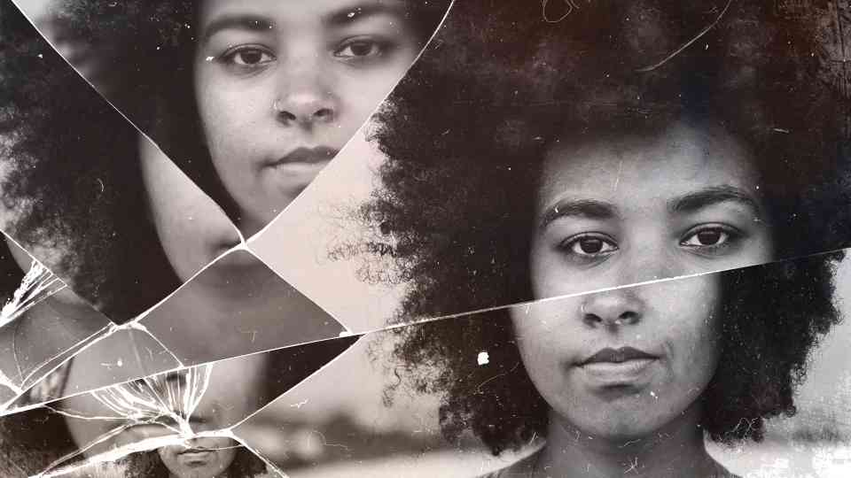 Broken Mirror Effect - Photoshop Tutorial