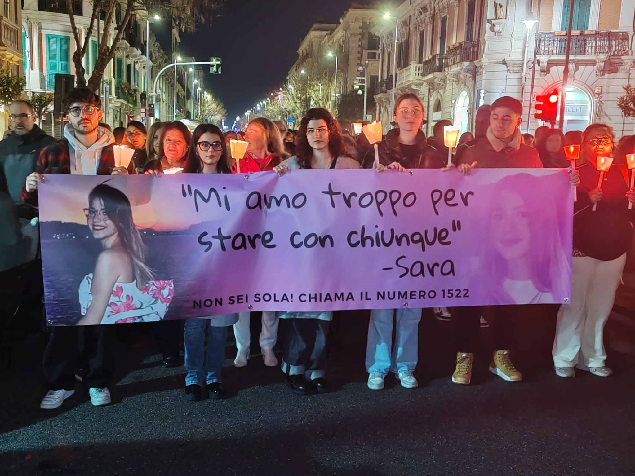 Migliaia di luci a Messina per Sara, una collega: «Era fantastica, lui ...