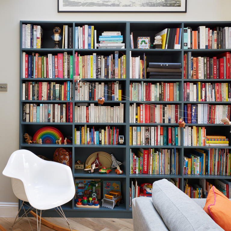 I tried the viral Cobwebbing method to declutter my bookshelves and ...