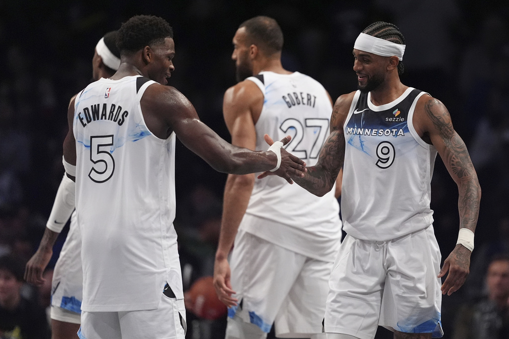 Edwards shakes off injury scare and scores 28 points to lead ...