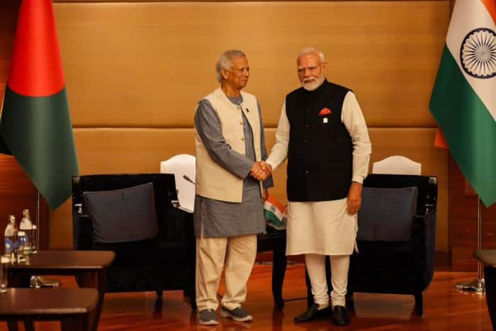 BREAKING: PM Modi meets Bangladesh's Yunus for first time since Sheikh ...