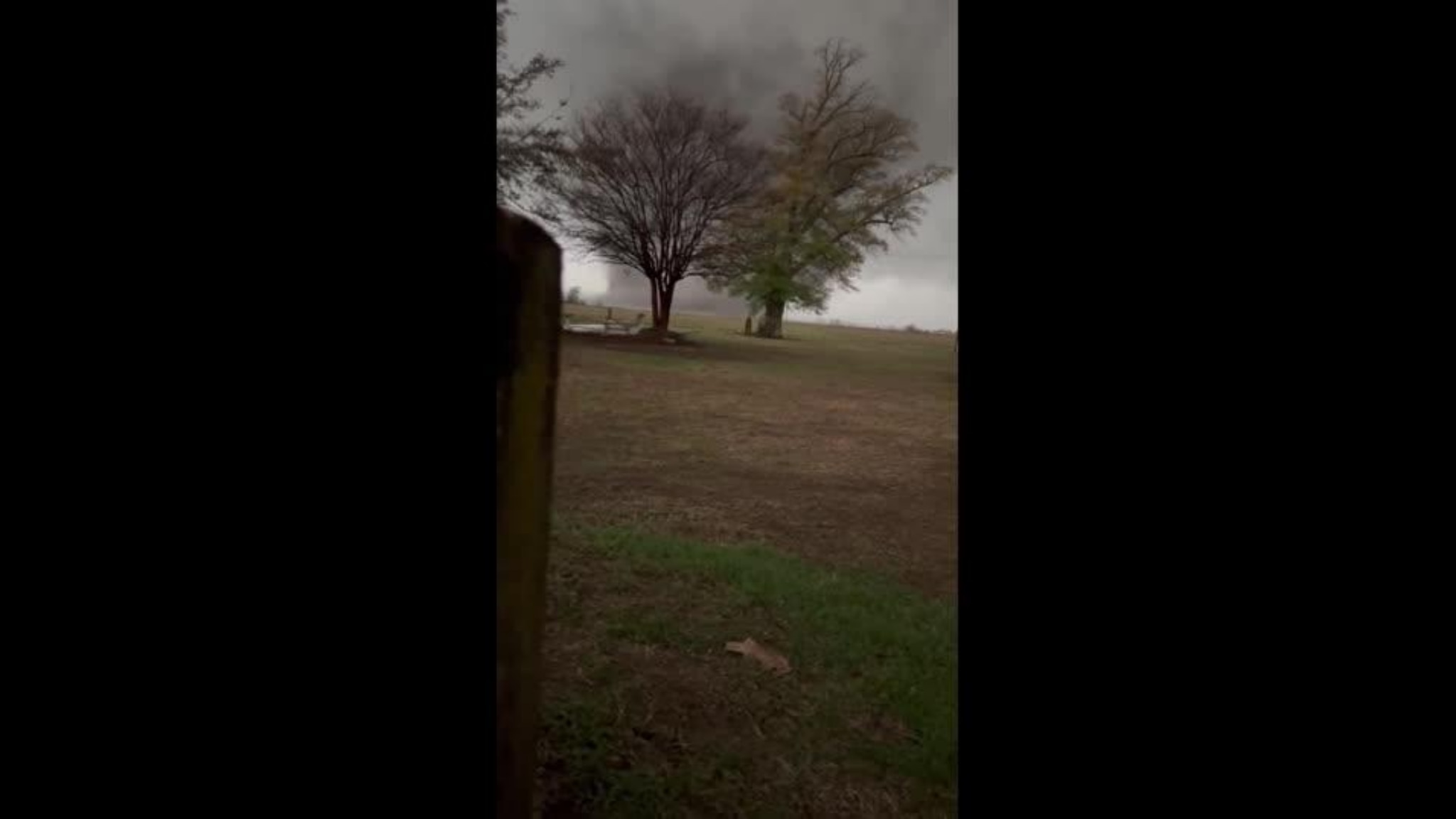 Arkansas, la furia dei tornado che avanzano scatenando forti piogge e fulmini