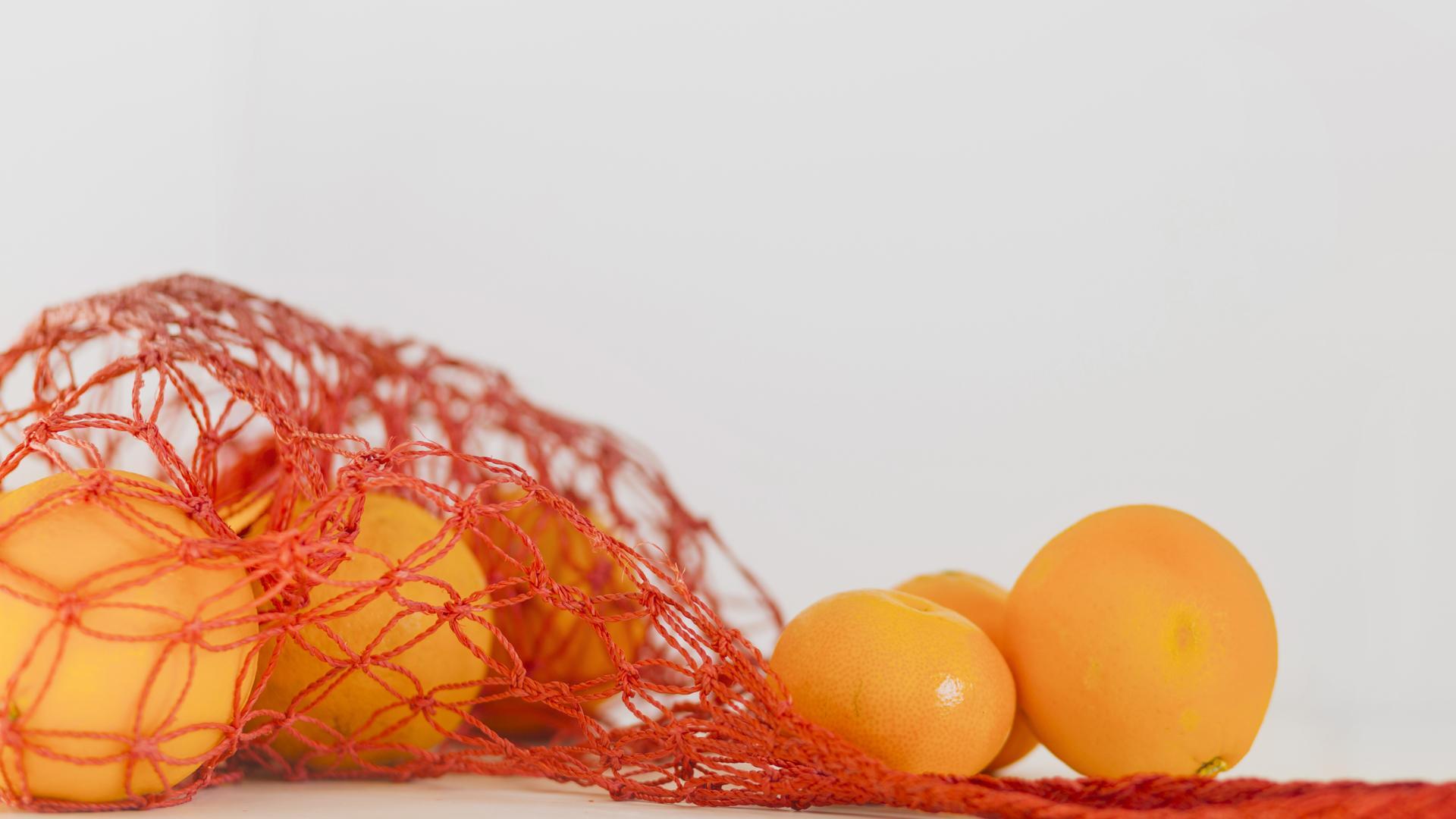 The secret behind the colored nets on supermarket fruits and vegetables