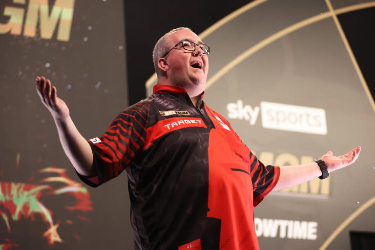 Premier League Darts: Stephen Bunting breaks duck with Berlin win after ...