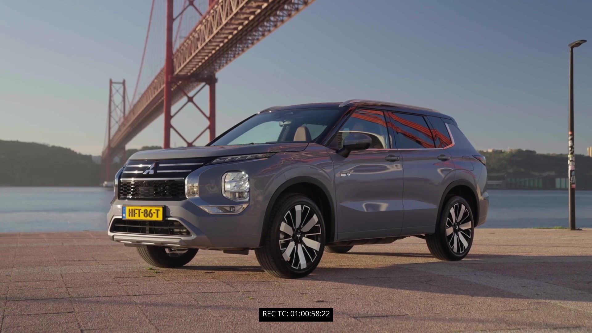 New Mitsubishi Outlander PHEV Exterior Design in Moonstone Grey