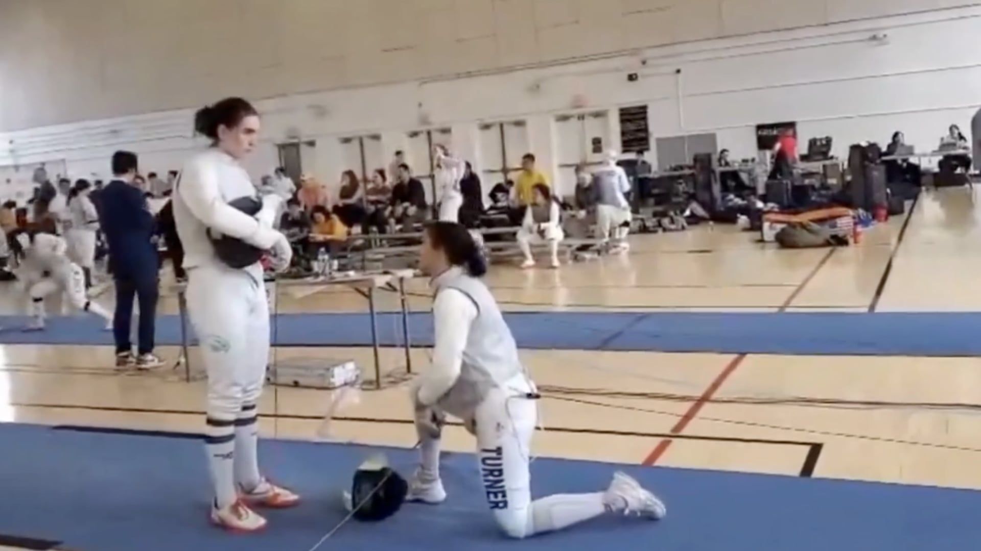 Fechterin disqualifiziert, weil sie sich geweigert hat, gegen eine ...