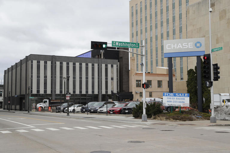 Appleton backs permit for 67-stall standalone parking lot in its ...